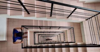 “upstairs” と “downstairs” の意味と使い方おさらい！ | 日刊英語ライフ